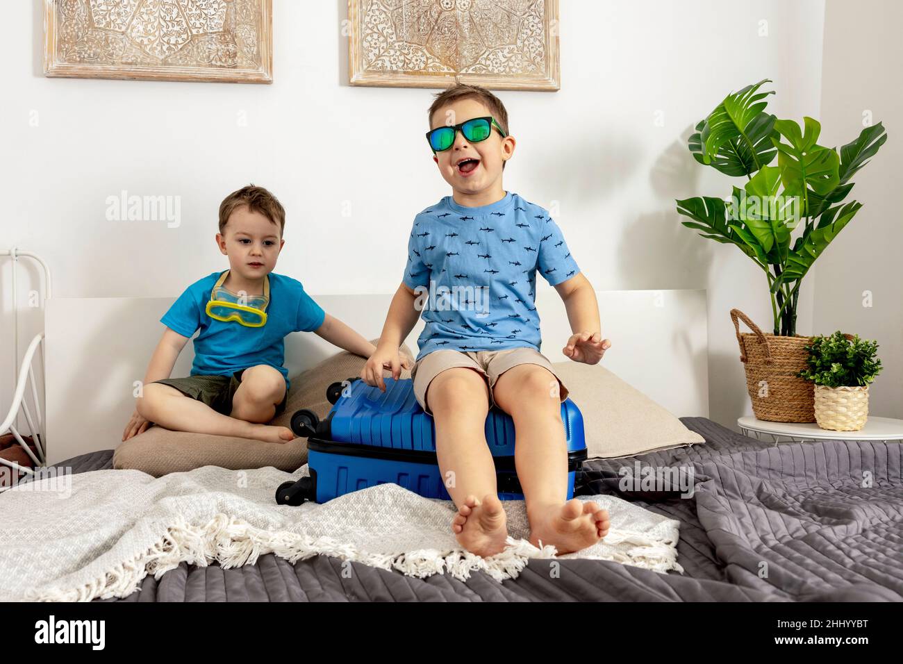 Children packing hi-res stock photography and images - Alamy