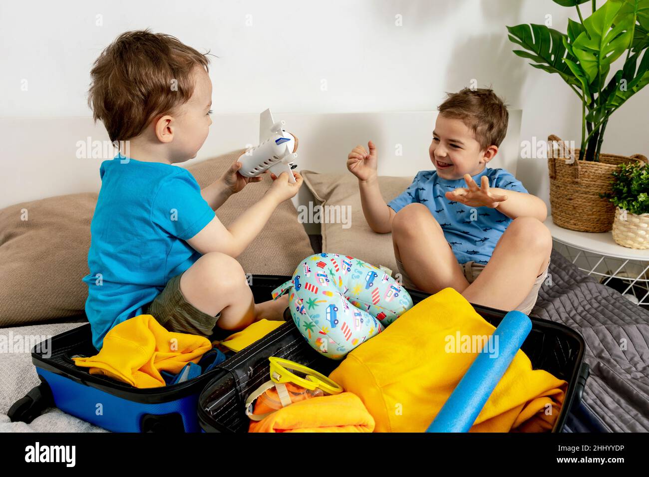 Children packing hi-res stock photography and images - Alamy