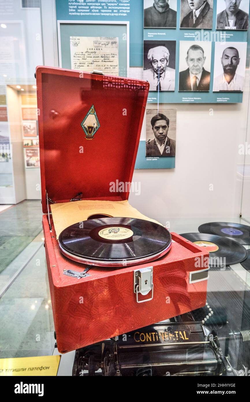 Red record player hi-res stock photography and images - Alamy