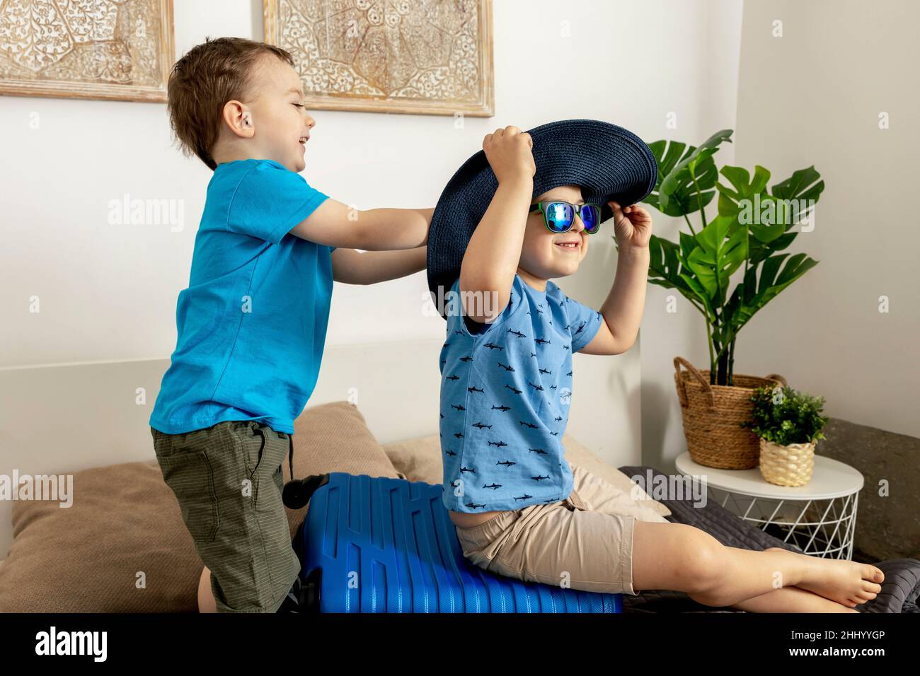 Children packing hi-res stock photography and images - Alamy