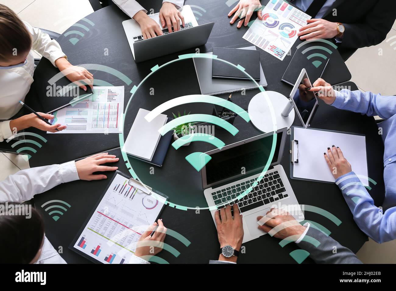 Wifi signal business team hi-res stock photography and images - Alamy