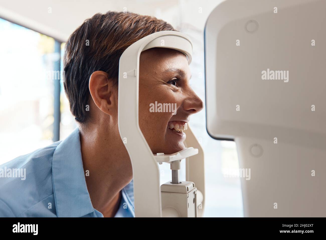 Eye test computer hi-res stock photography and images - Alamy