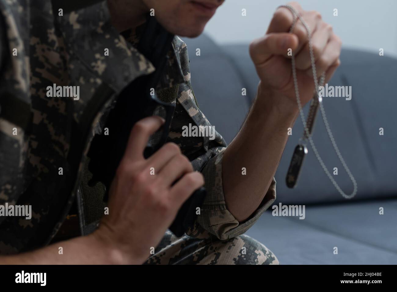 Sitting holding rifle army soldier hi-res stock photography and images ...