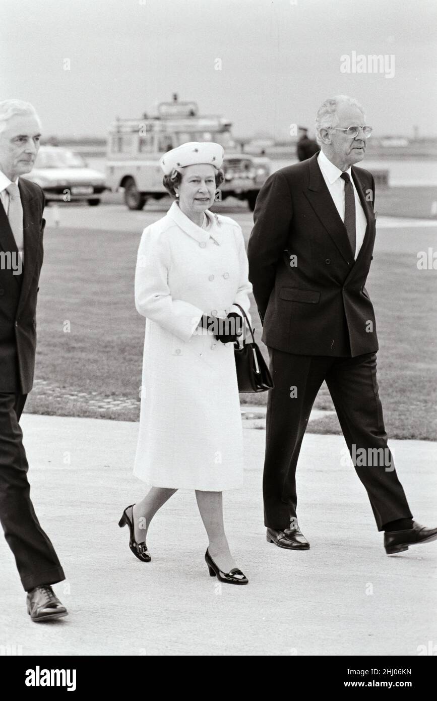 Queen viewing British Airways Concorde 1989 with Prince Philip Stock ...
