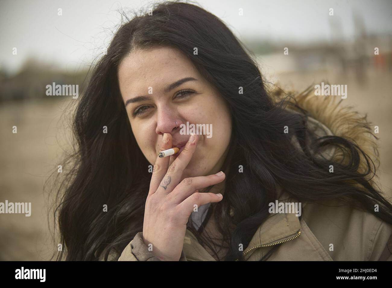 Girls teen smoking cigarette hi-res stock photography and images - Alamy