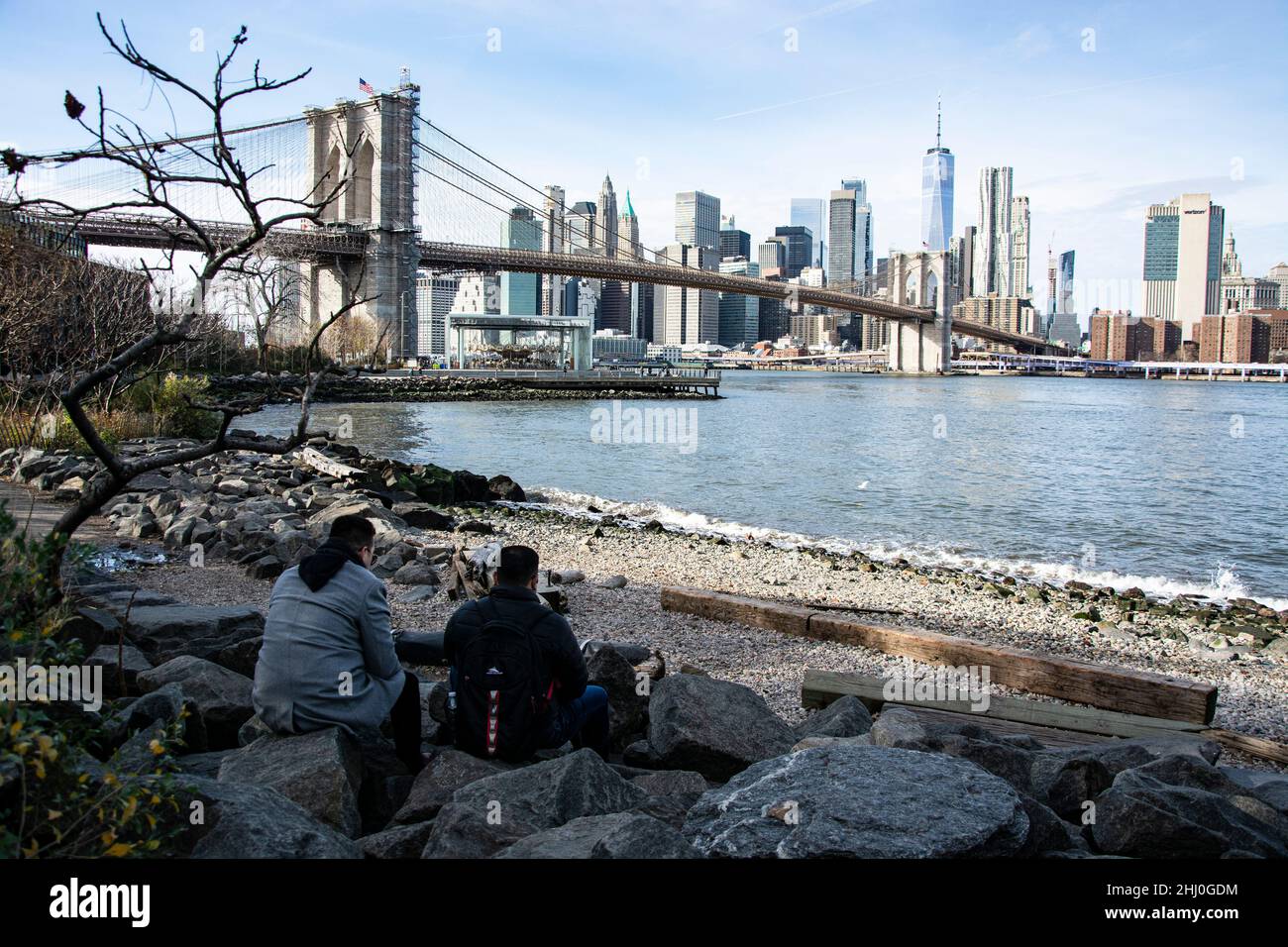Brooklyn's Waterfront mit der Brooklyn Bridge und der Manhattan Skyline ...
