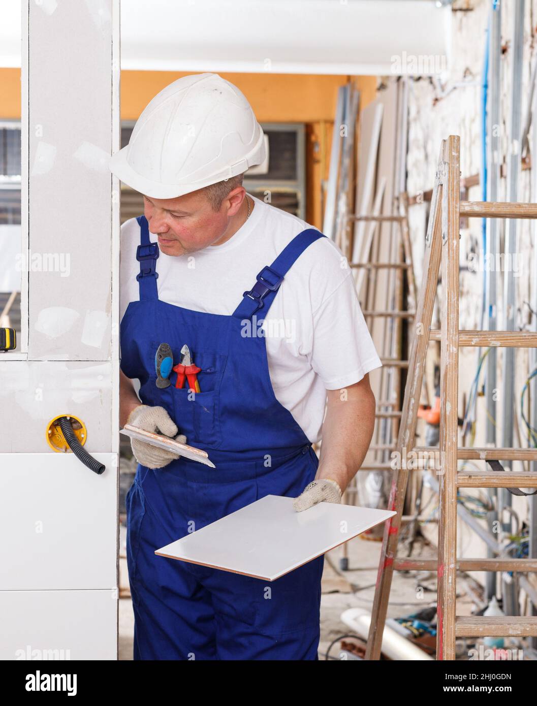 Installing ceramic tile hi-res stock photography and images - Alamy