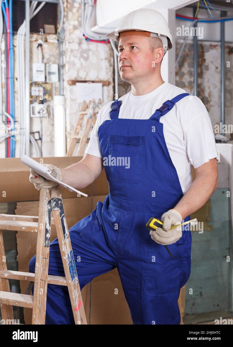 Builder planning construction works Stock Photo - Alamy