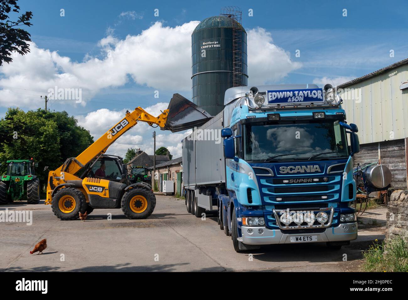 Farmer loading grain trailer hi-res stock photography and images - Alamy