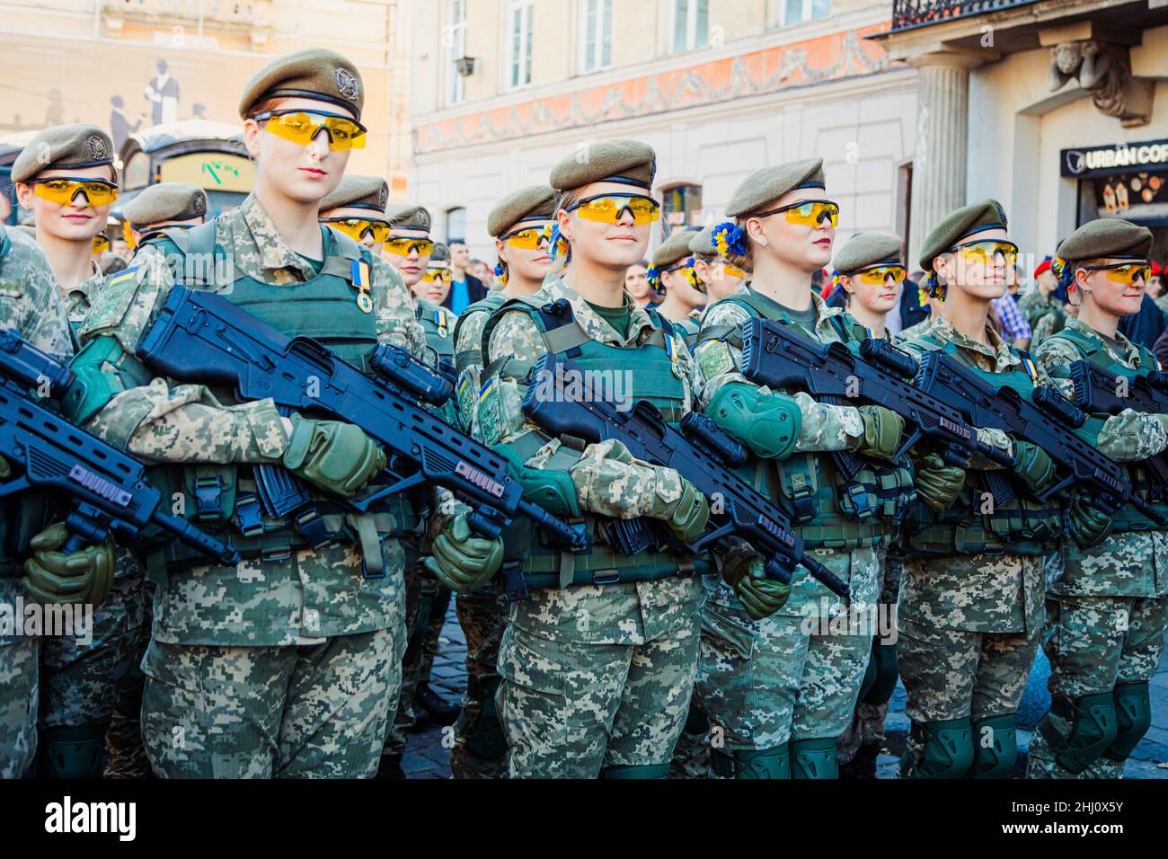 Ukraine women soldiers hi-res stock photography and images - Alamy