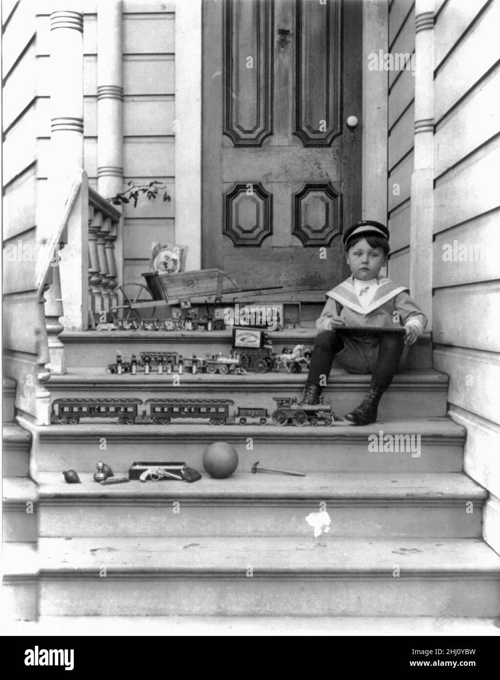 Boy sitting on stoop hi-res stock photography and images - Alamy