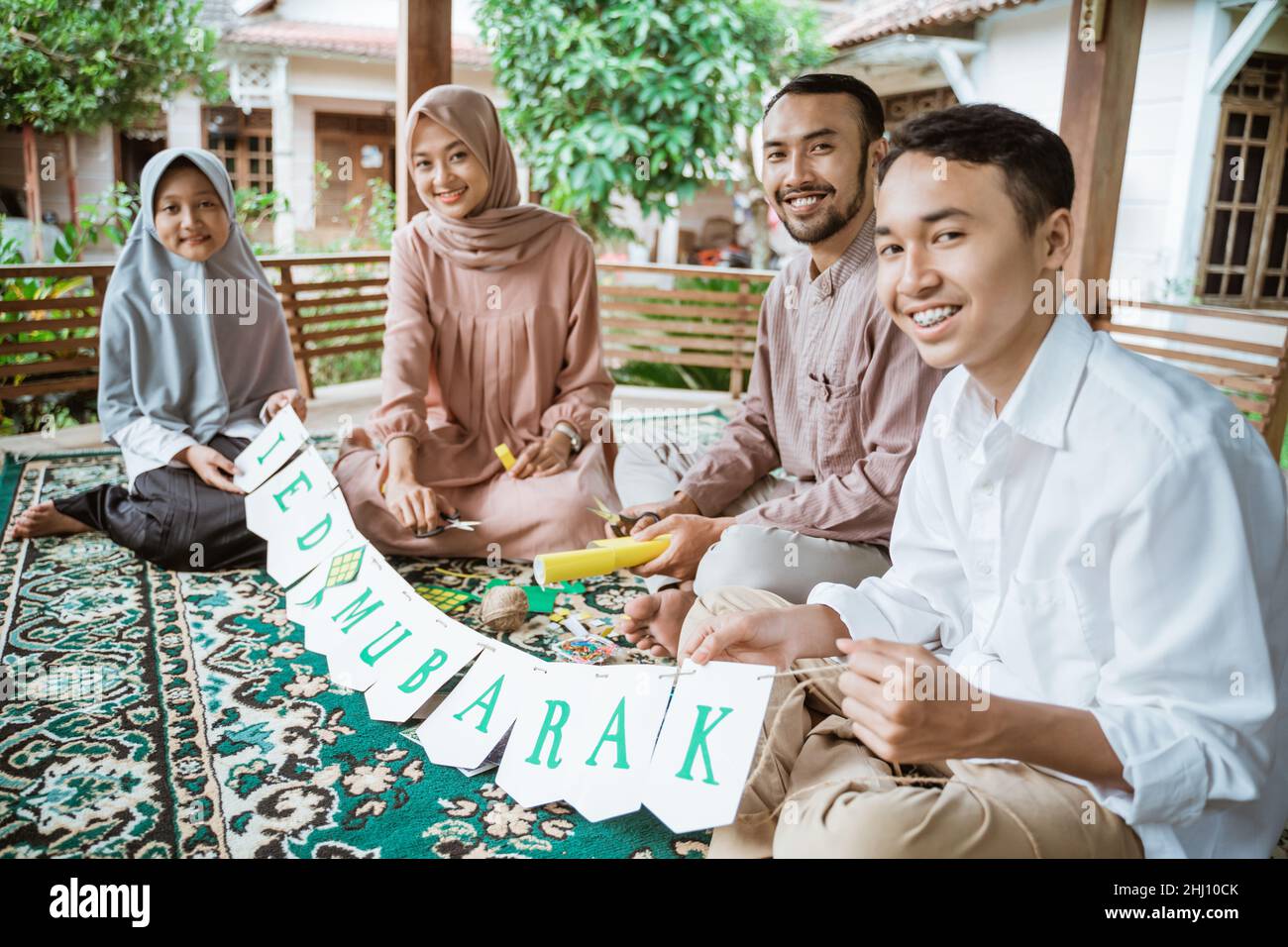 Paper chain making hi-res stock photography and images - Alamy
