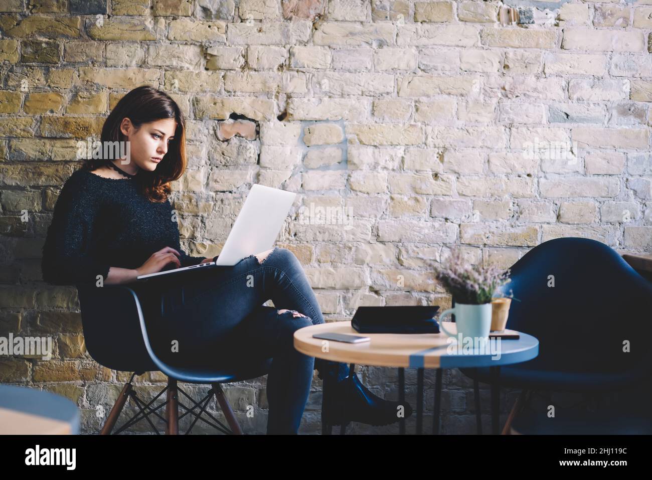 Woman crossed legs laptop hi-res stock photography and images - Alamy