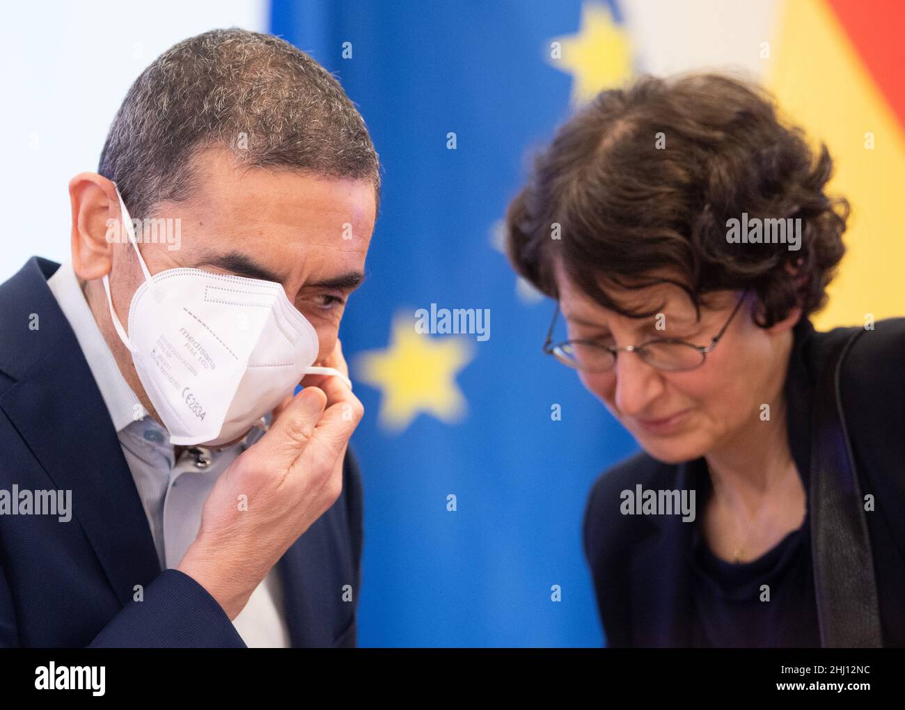 Biontech founders hi-res stock photography and images - Alamy