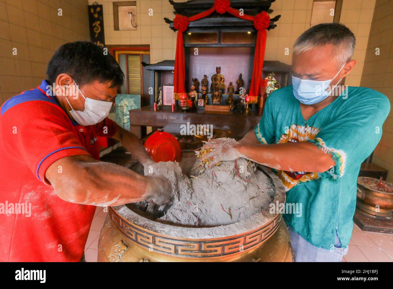 Ash sifting ritual hi-res stock photography and images - Alamy