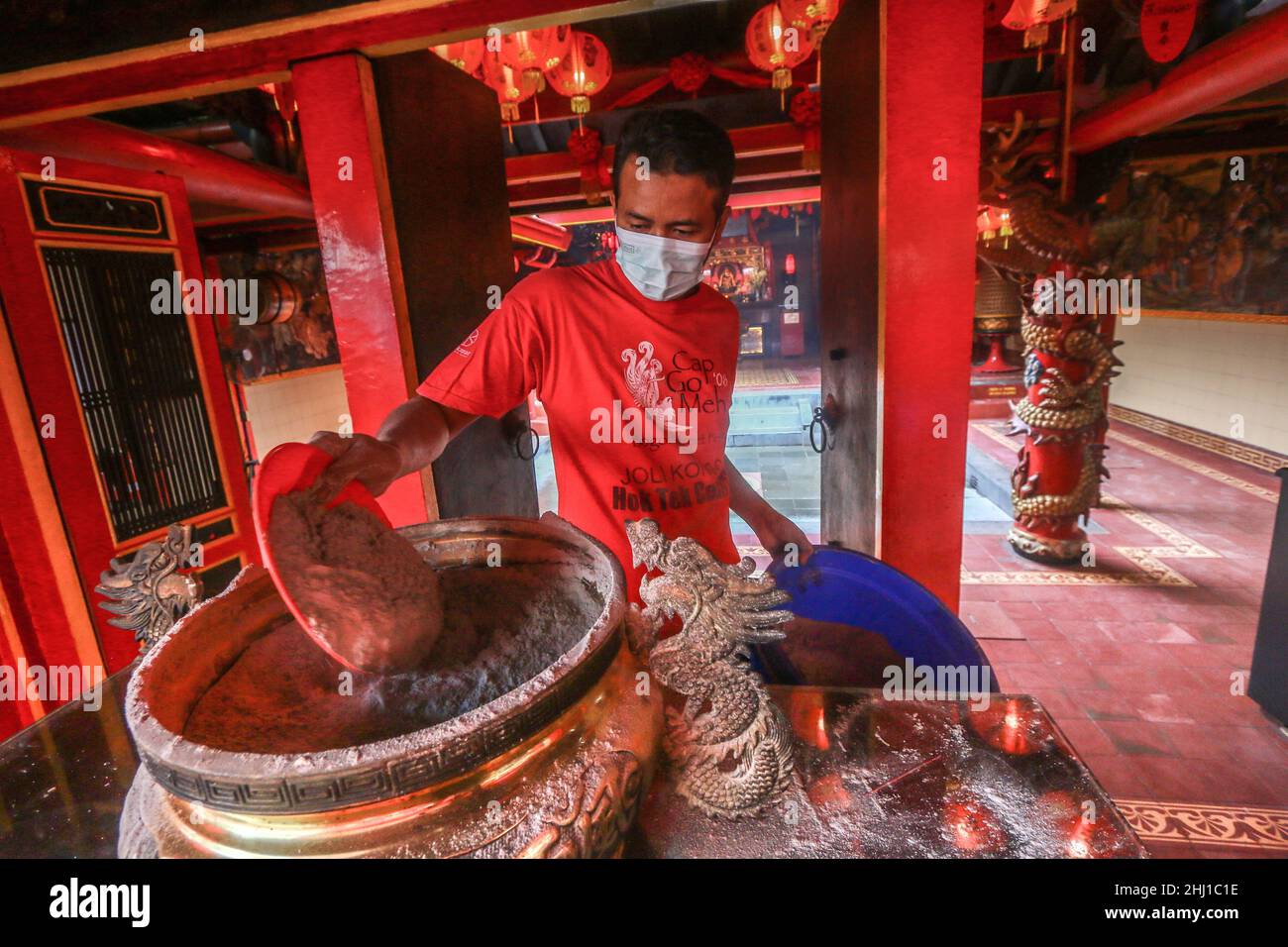 Sifting ash hi-res stock photography and images - Alamy