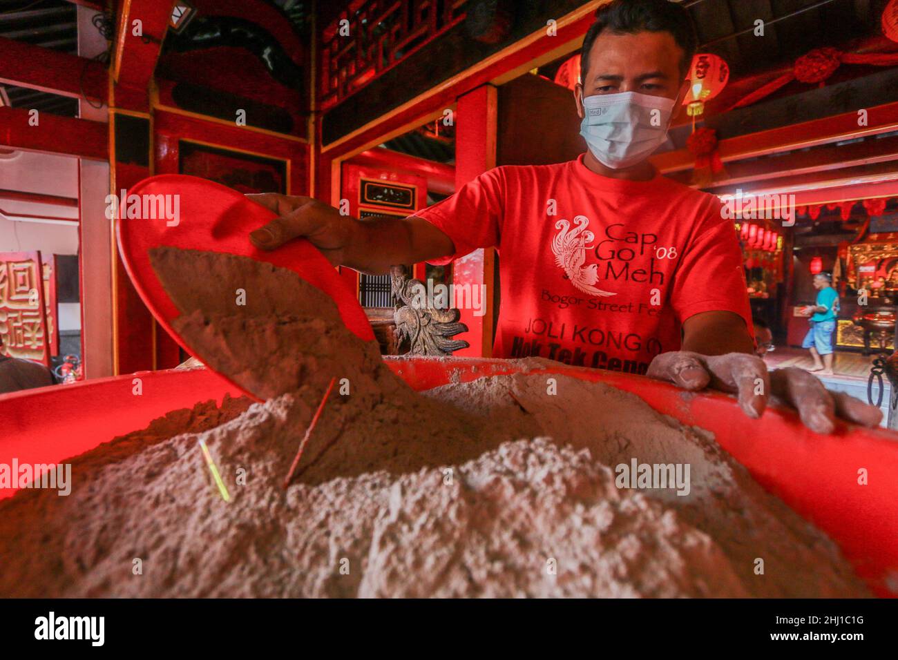 Ash sifting ritual hi-res stock photography and images - Alamy