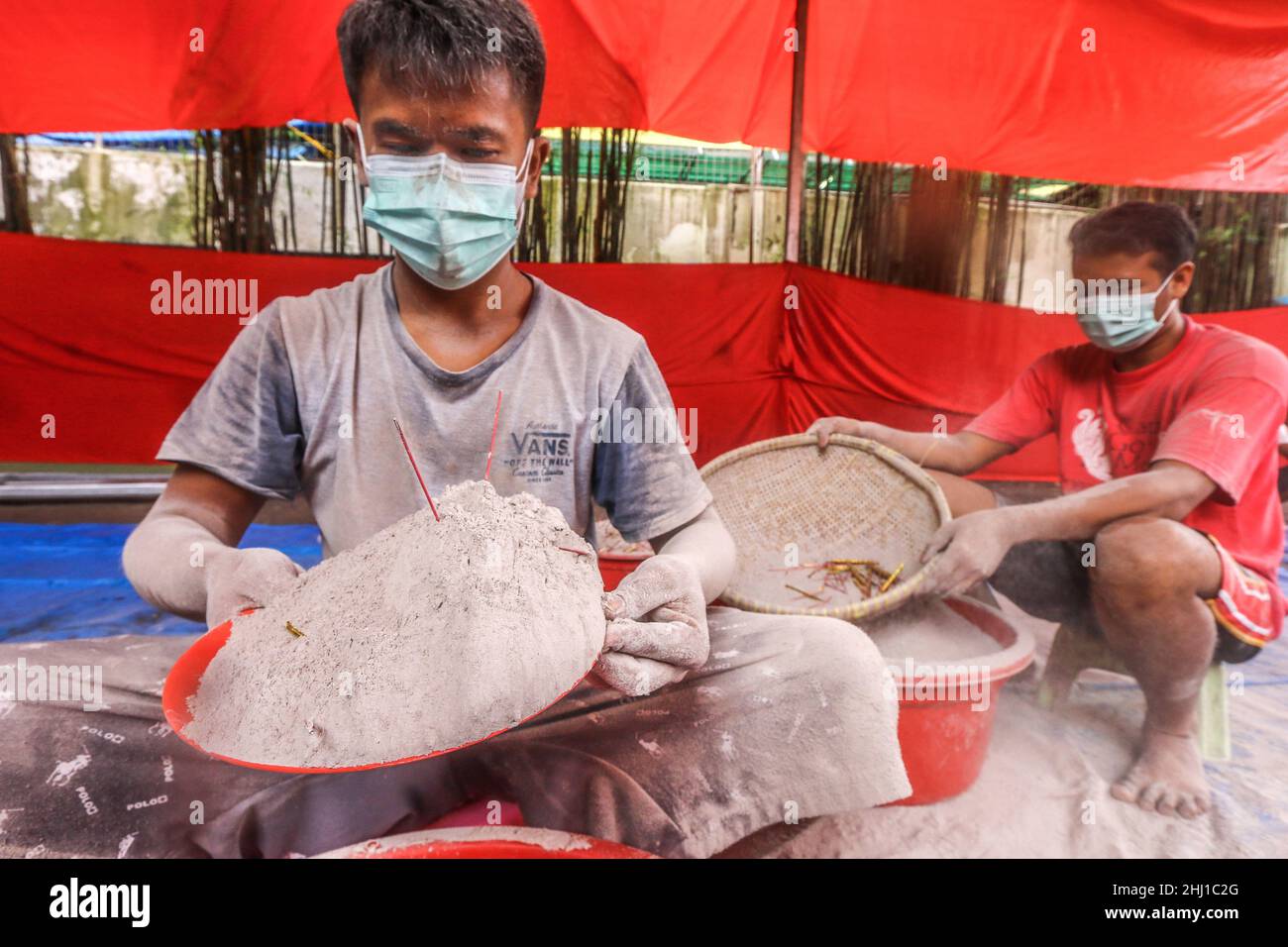 Ash sifting ritual hi-res stock photography and images - Alamy