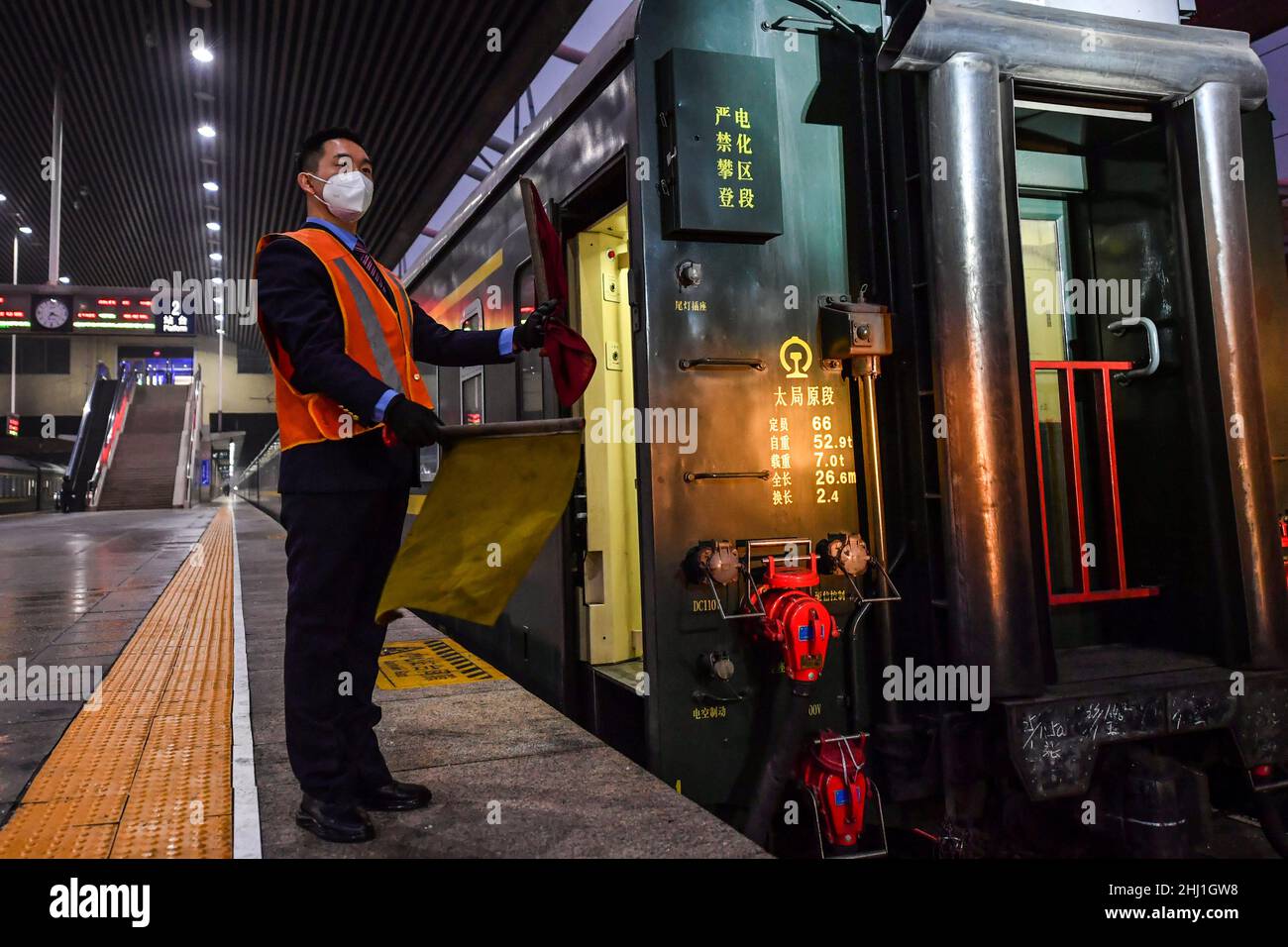 Drivers signal hi-res stock photography and images - Alamy