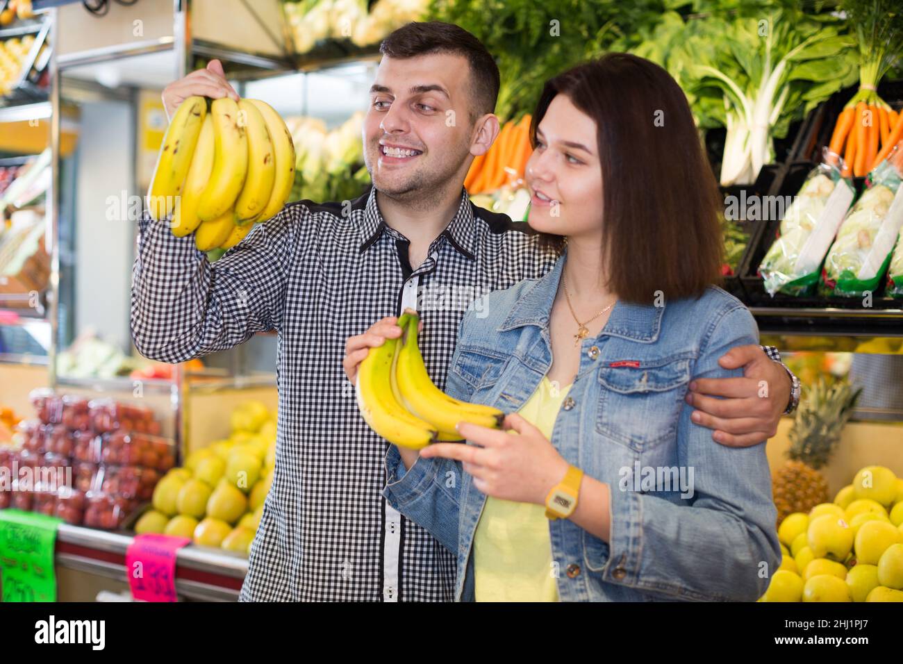 Couple choosing fruit Stock Photo - Alamy