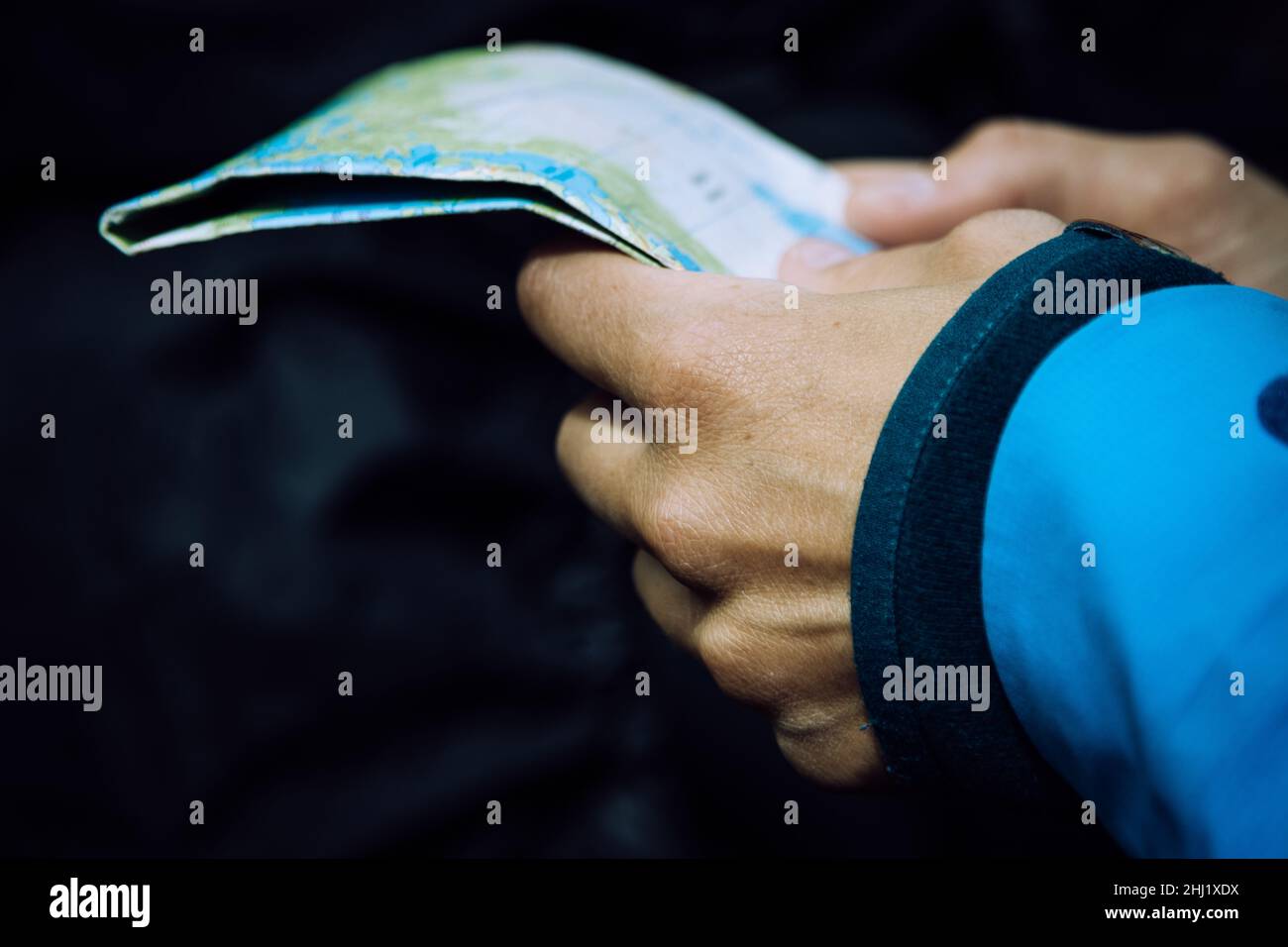 The person looking at the map hi-res stock photography and images - Alamy