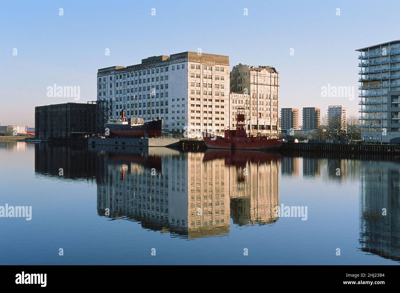 Modern building docklands hi-res stock photography and images - Alamy