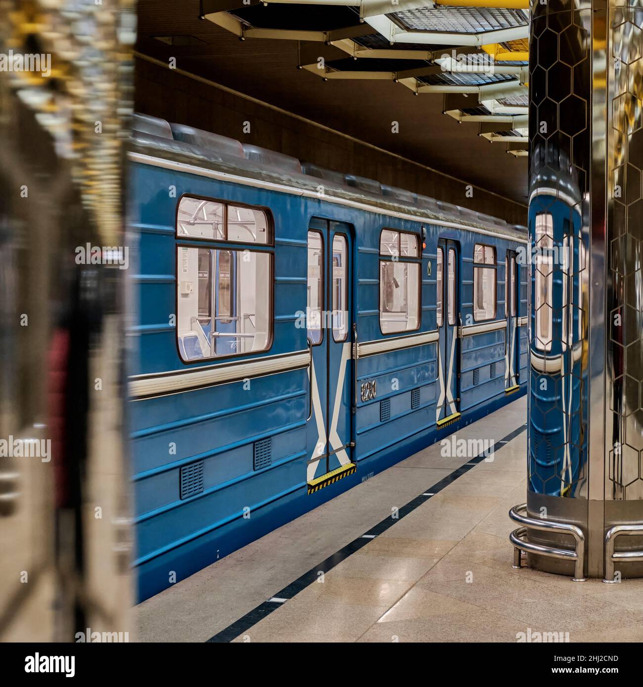 Train carriage standing at underground metro station Stock Photo - Alamy