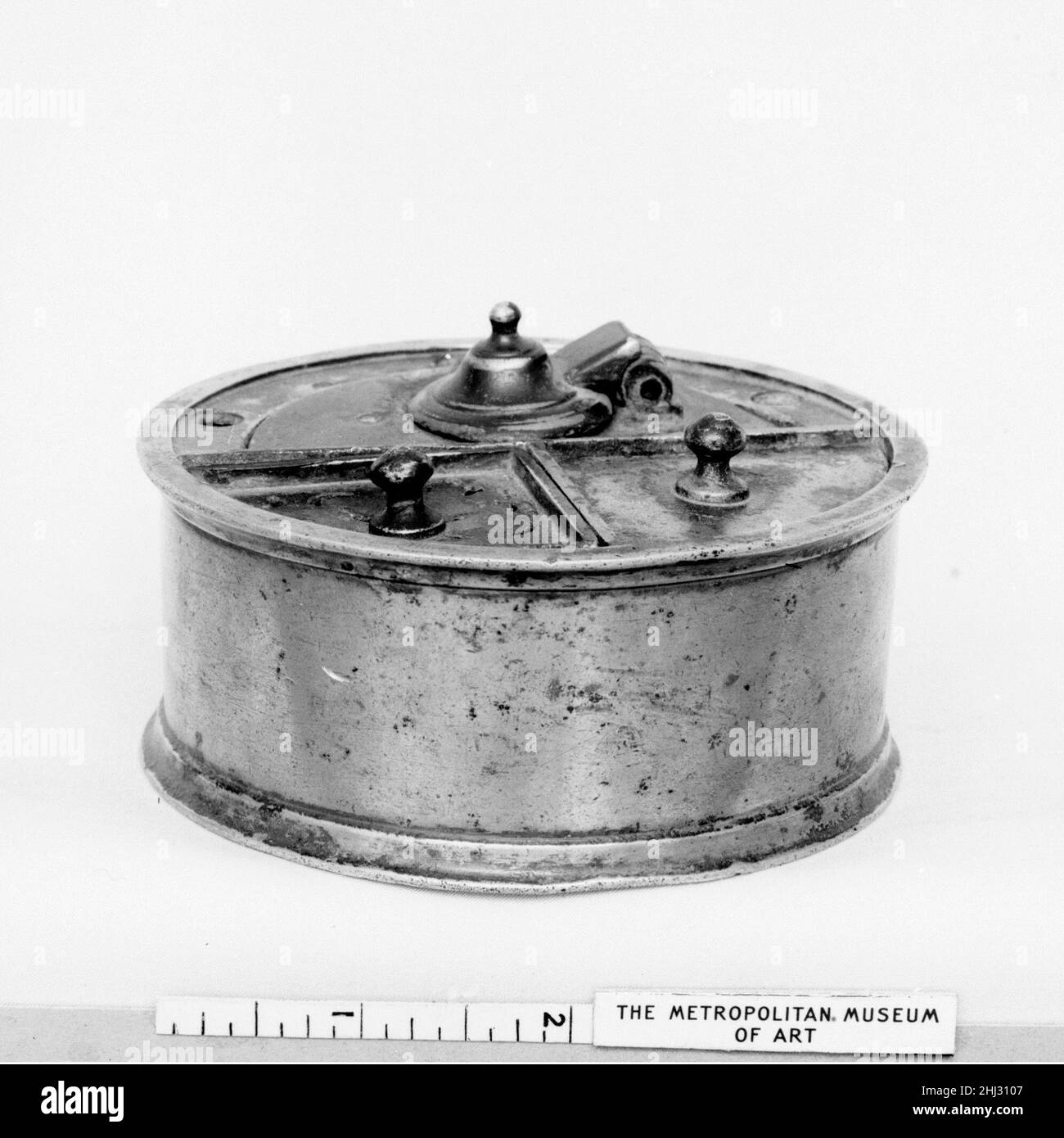 Round container of ink and quill hi-res stock photography and images ...