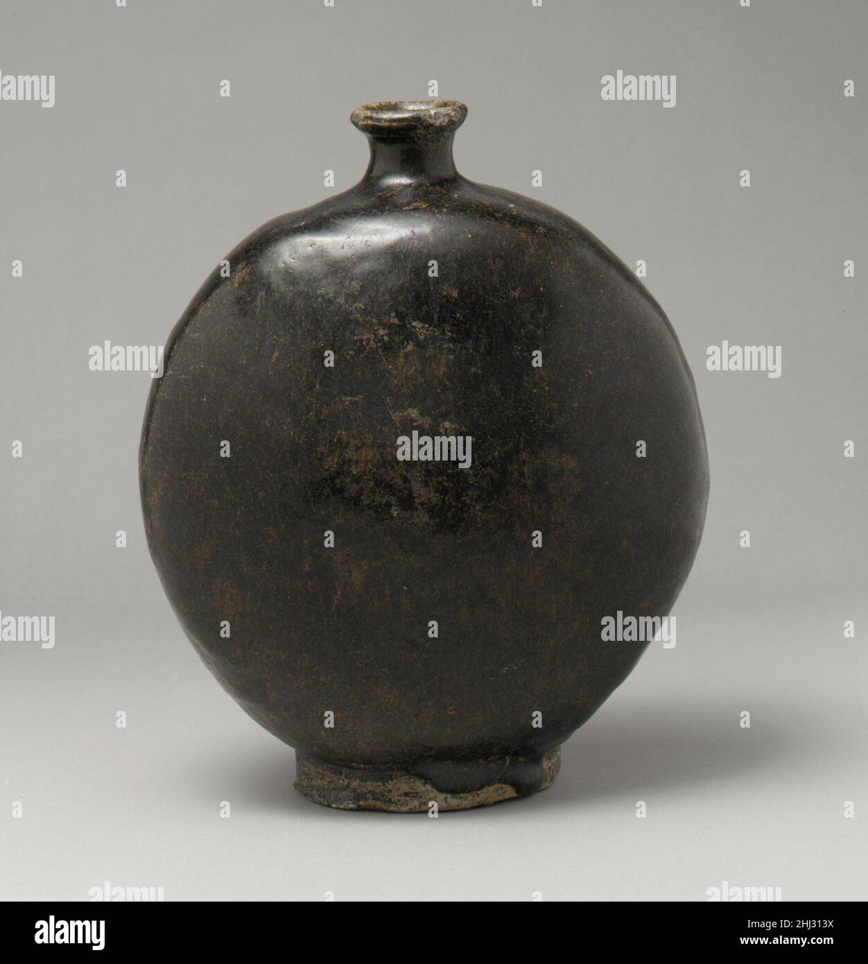 Flask-shaped bottle late 15th–early 16th century Korea This type of ...