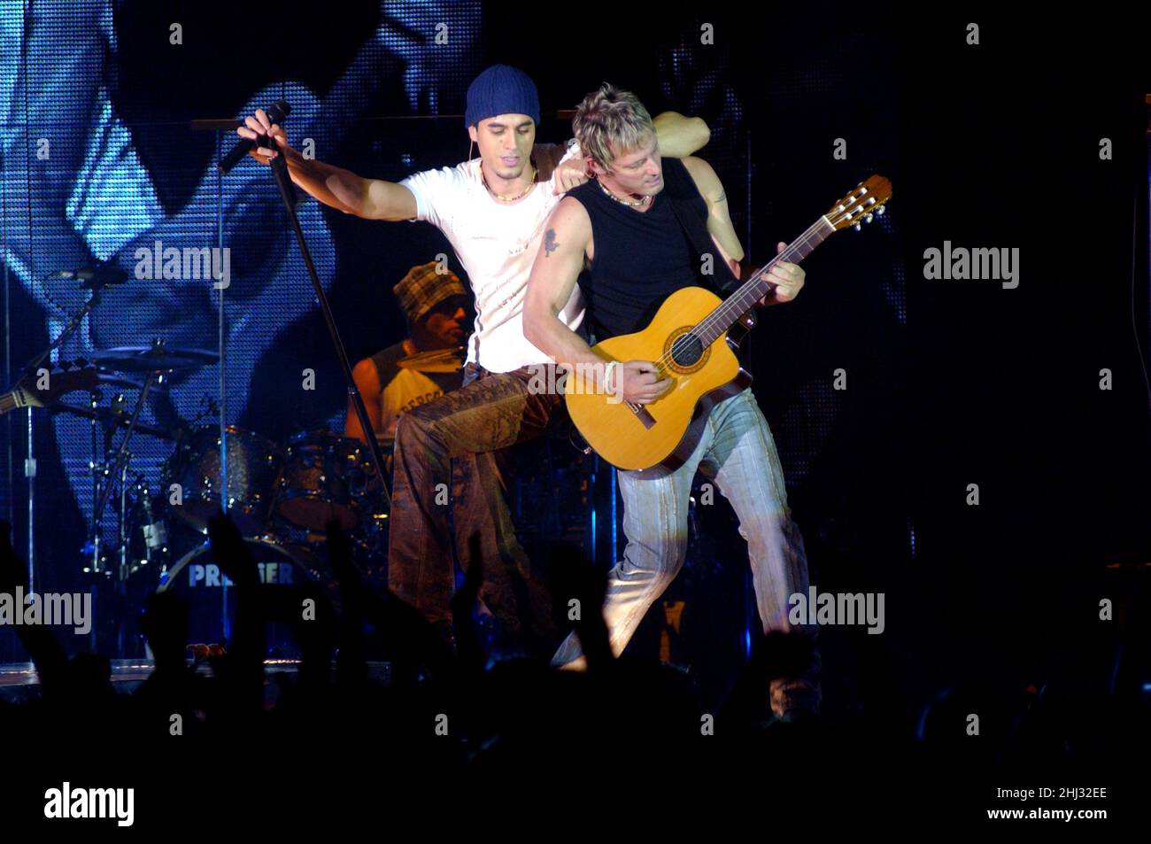 Enrique iglesias 2002 hi-res stock photography and images - Alamy