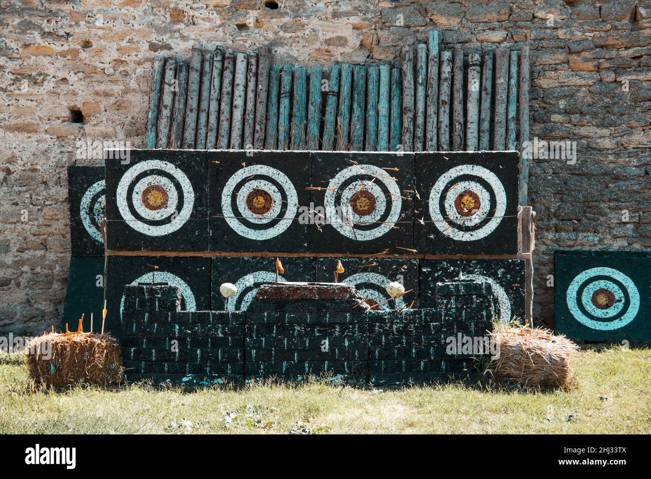 Old target and arrows. Shooting targets Stock Photo - Alamy