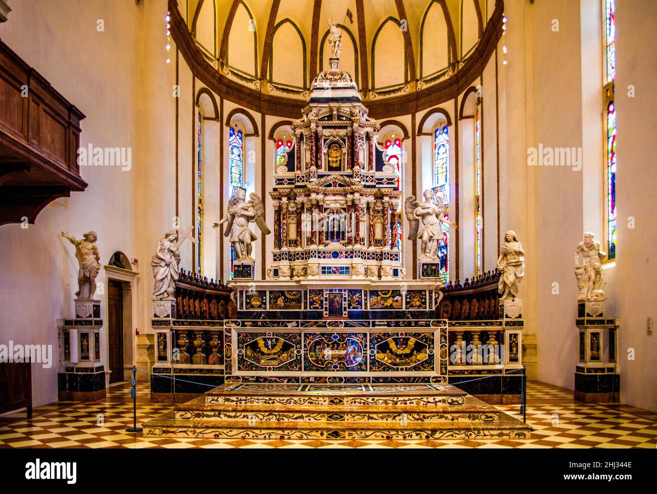Altar impresses with beautiful marble inlay work showing Christian ...
