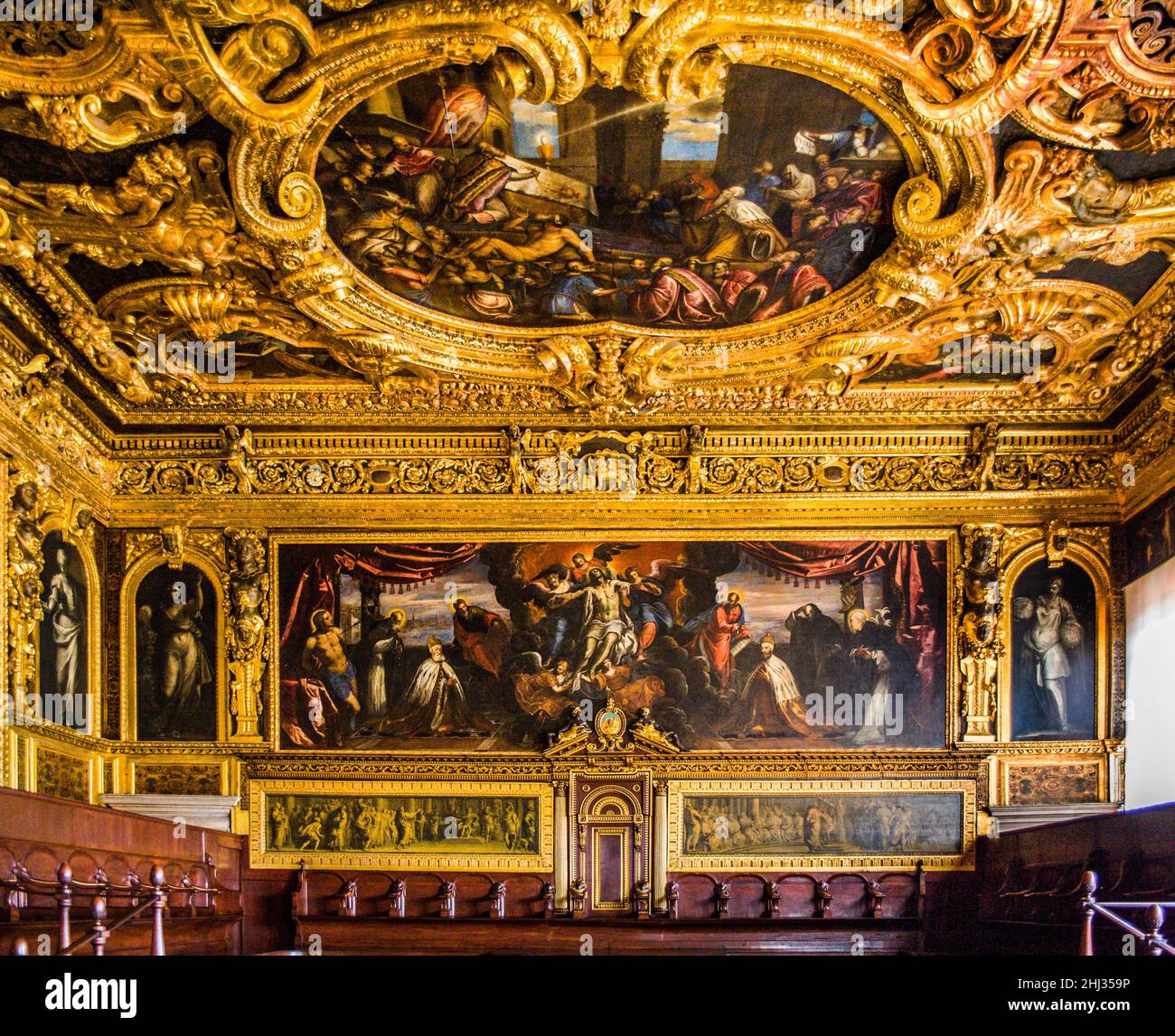 Magnificent hall, Doge's Palace with rows of arcades. Palazzo Ducale ...