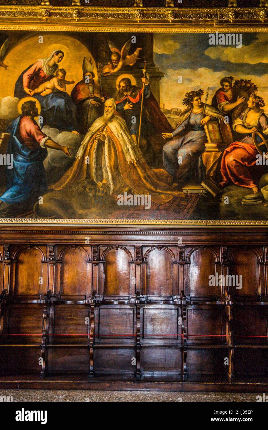Magnificent hall, Doge's Palace with rows of arcades. Palazzo Ducale ...