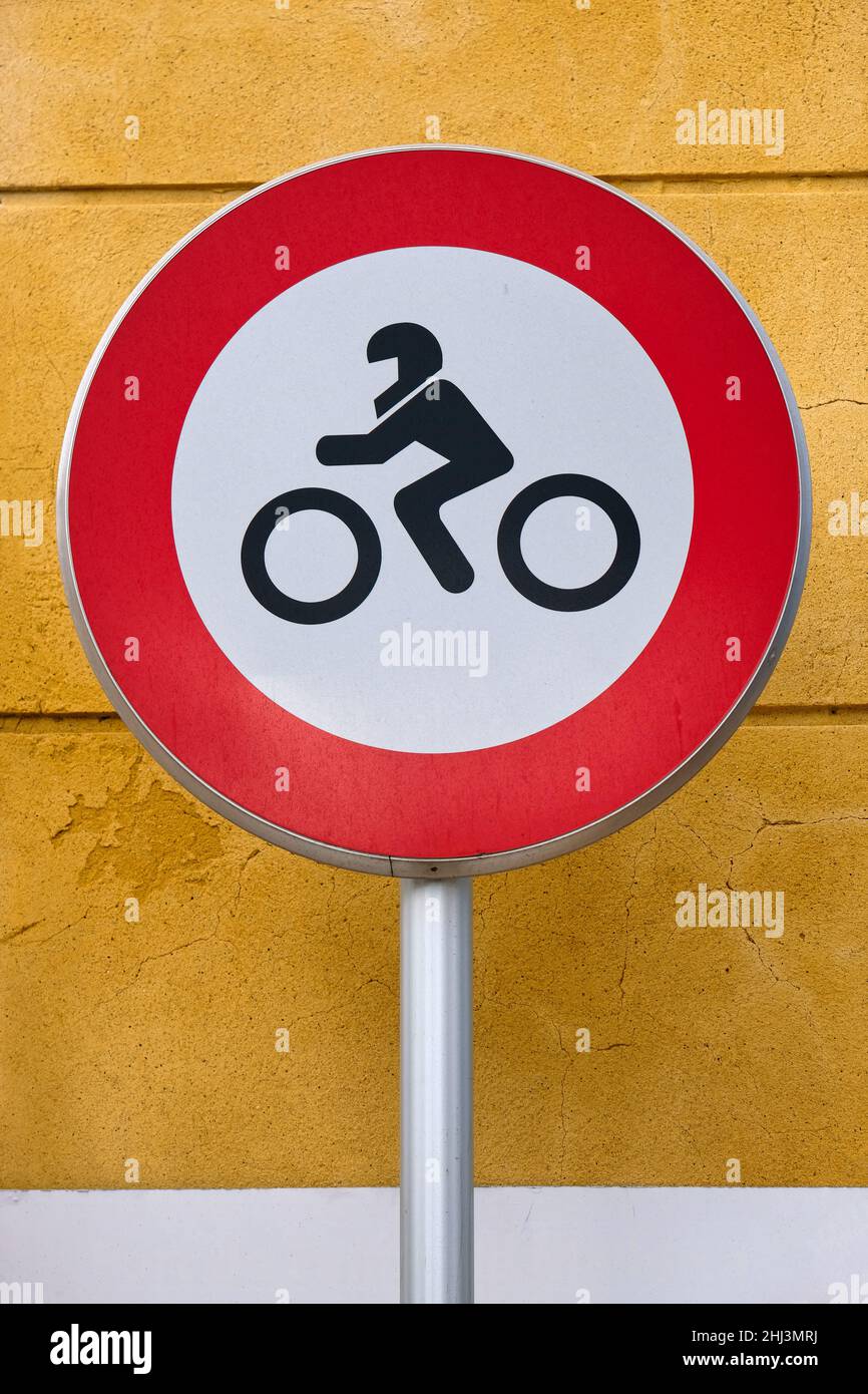 Prohibition signal restricting the access of motorbikes Stock Photo - Alamy