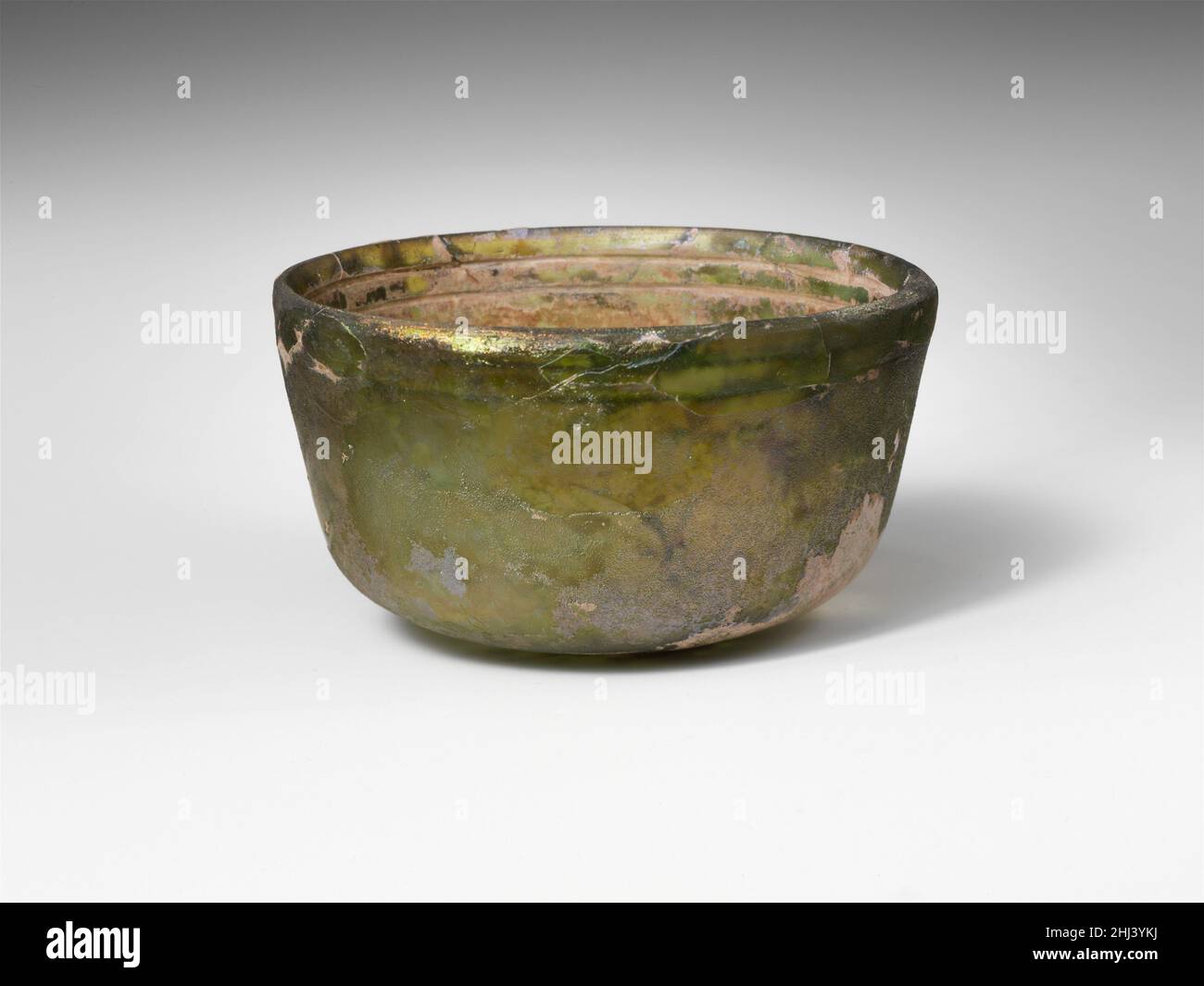 Slightly curved bowl hi-res stock photography and images - Alamy