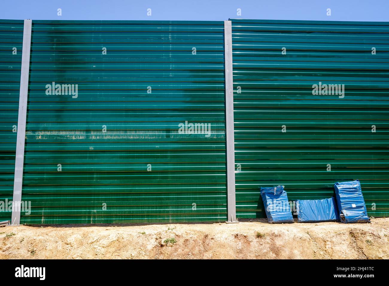 Installation of a wall and barrier against the noise of intense traffic ...