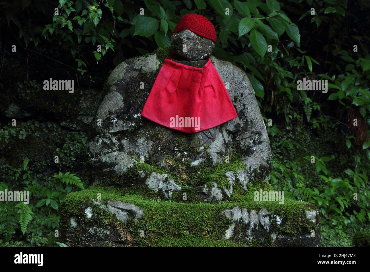 Impresive japanese landmark - aligned buddhist jizo statues in Nikko ...