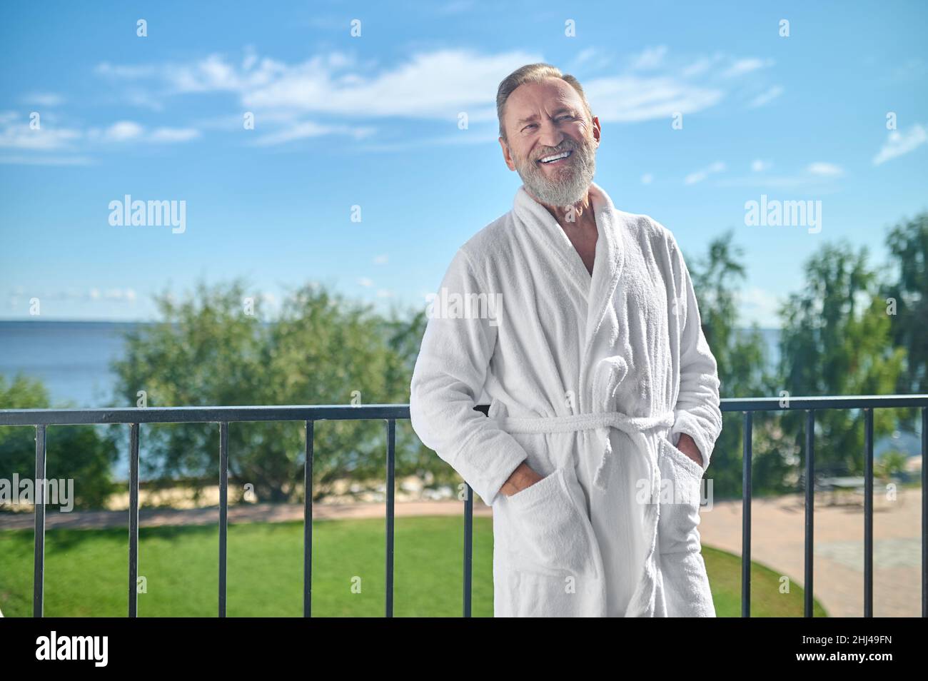 Happy holidaymaker hi-res stock photography and images - Alamy