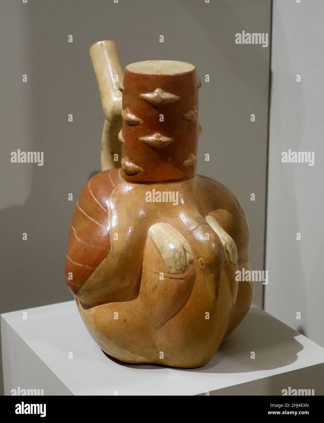 Stirrup-spout vessel depicting a bird with human hands-manioc-mountain ...