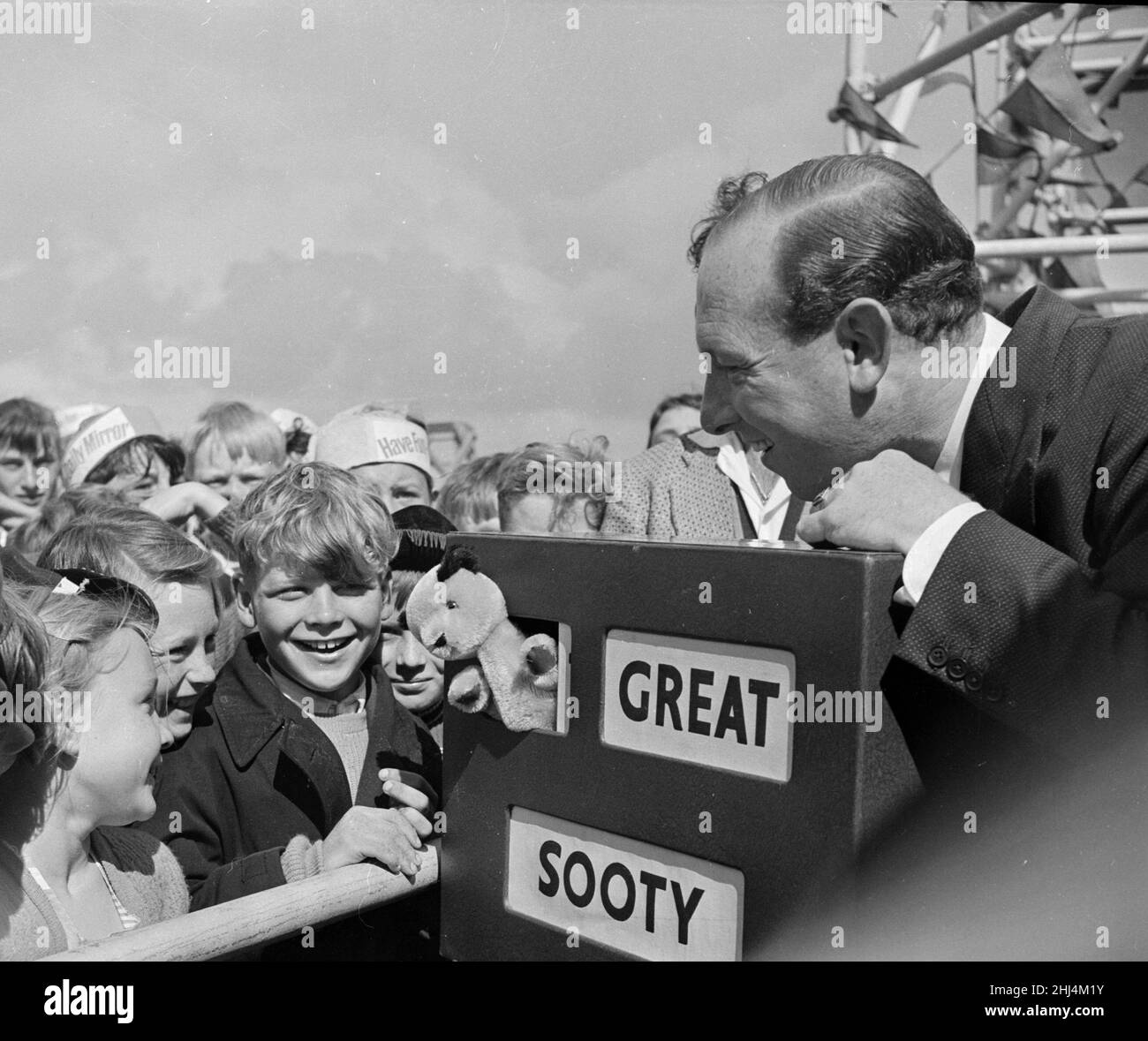 Harry Corbett and Sooty mobbed by fans at the Daily Mirror Beach party ...