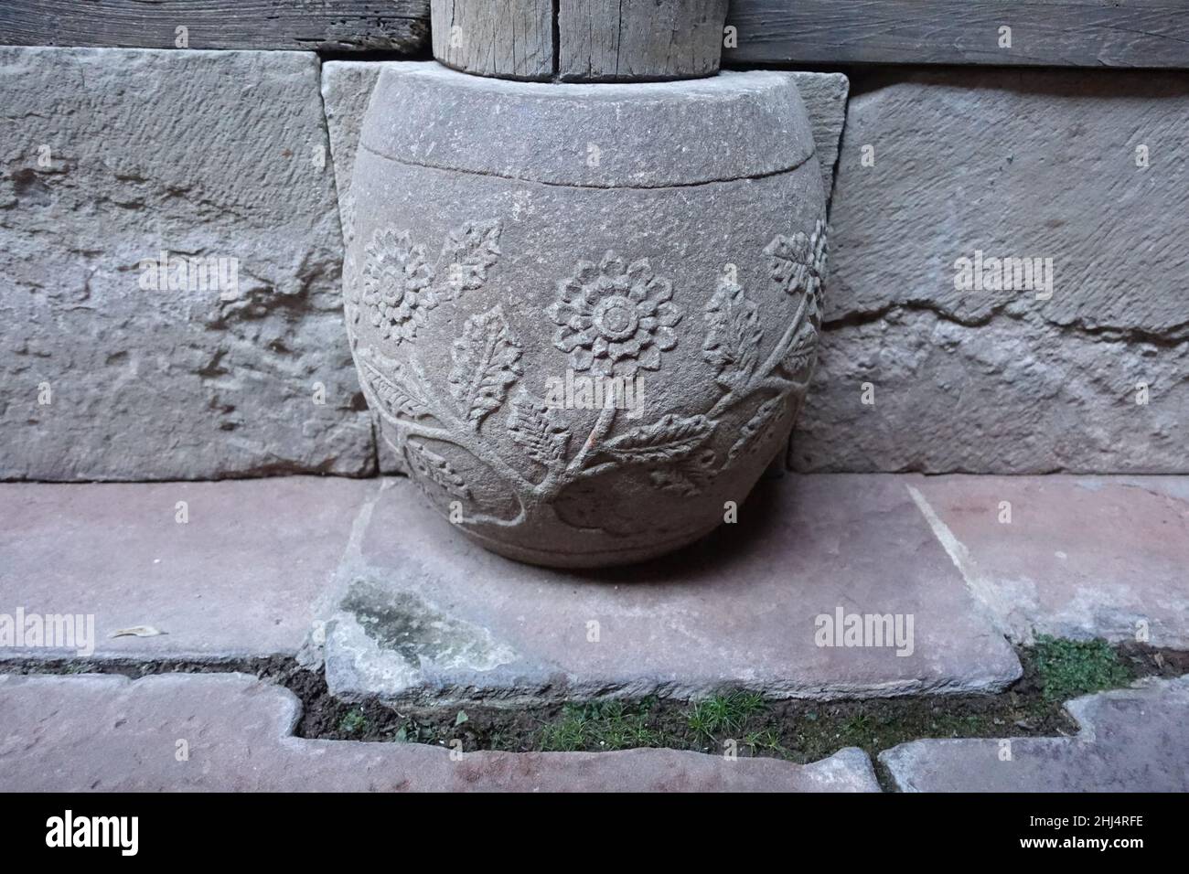 Stonework flowers - Yin Yu Tang House Stock Photo - Alamy