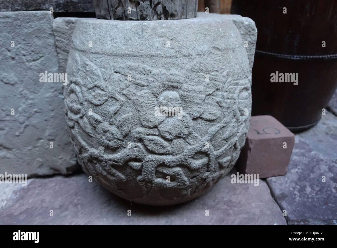 Stonework flowers - Yin Yu Tang House Stock Photo - Alamy