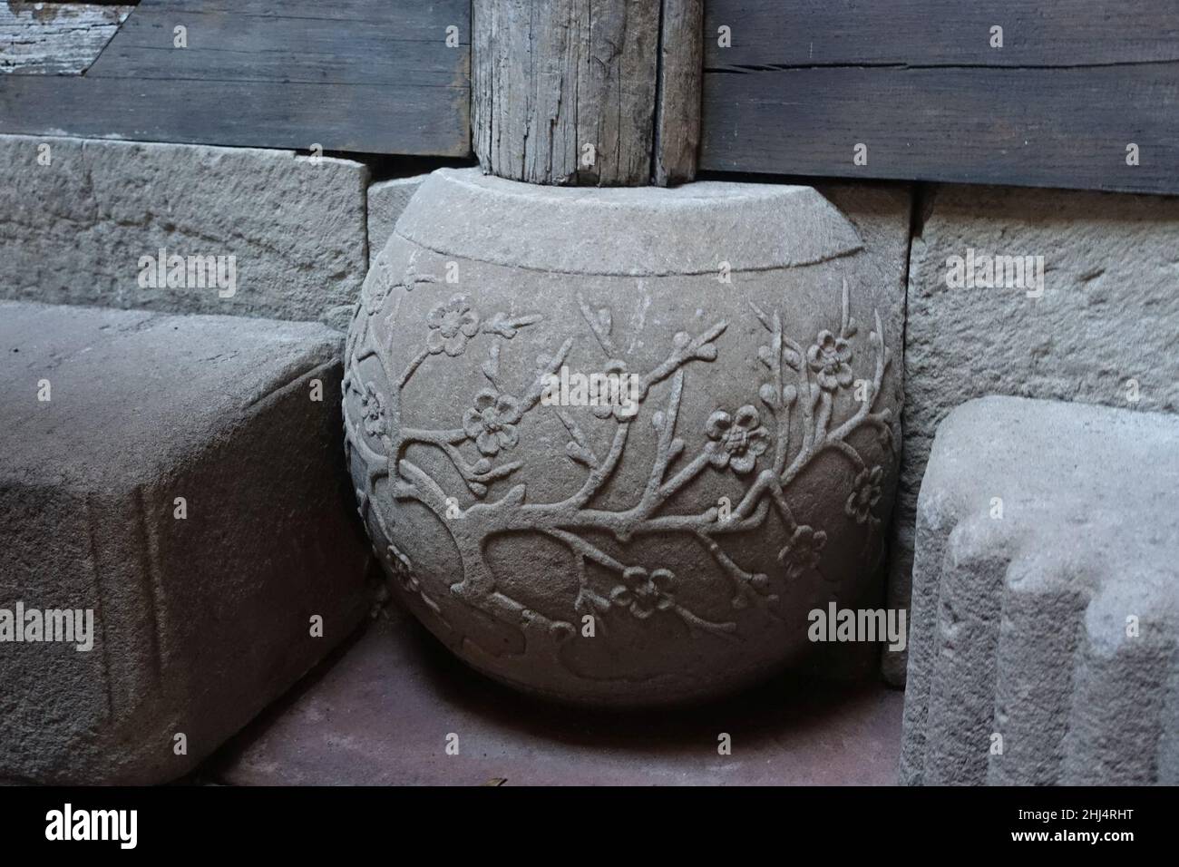 Stonework flowers - Yin Yu Tang House Stock Photo - Alamy