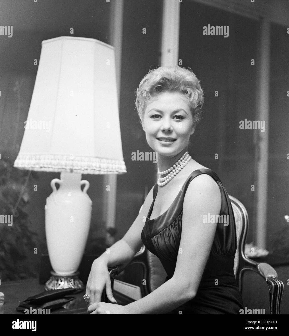 Mitzi gaynor 1950s hi-res stock photography and images - Alamy