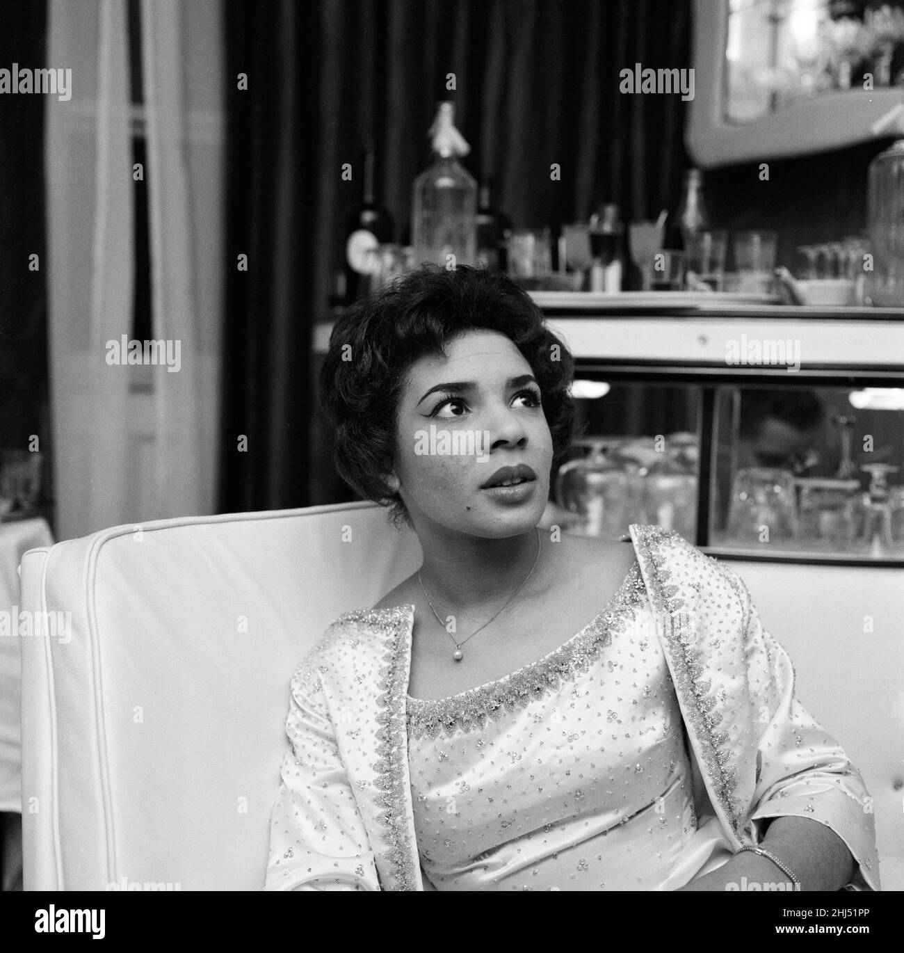Shirley bassey 1960s hi-res stock photography and images - Alamy