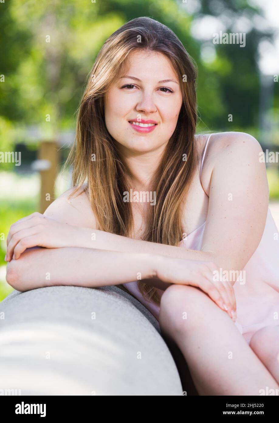 Girl poses on park bench hi-res stock photography and images - Alamy