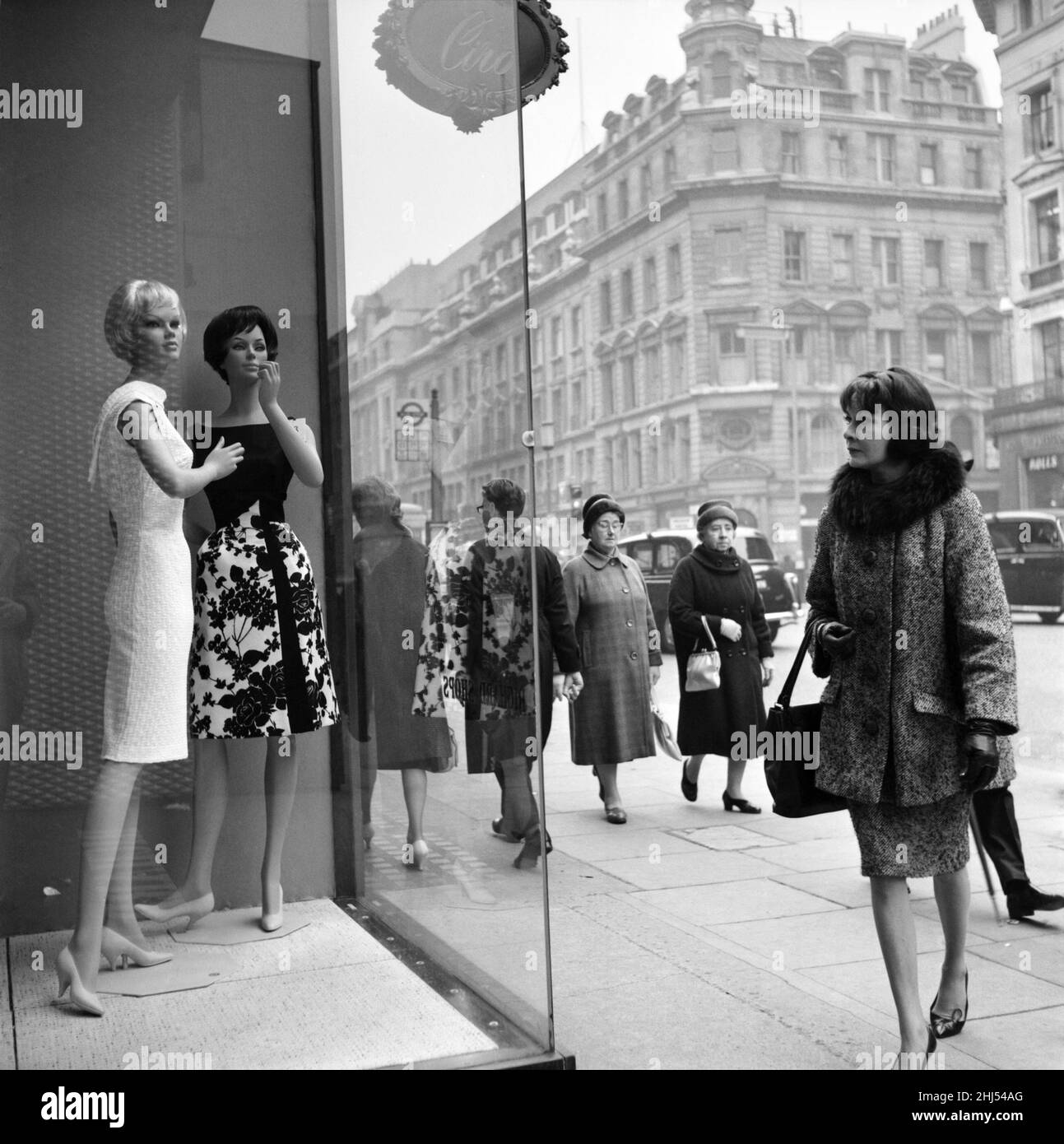 Who's the dummy? Window shopping in Oxford Street, London. 1960 Stock ...