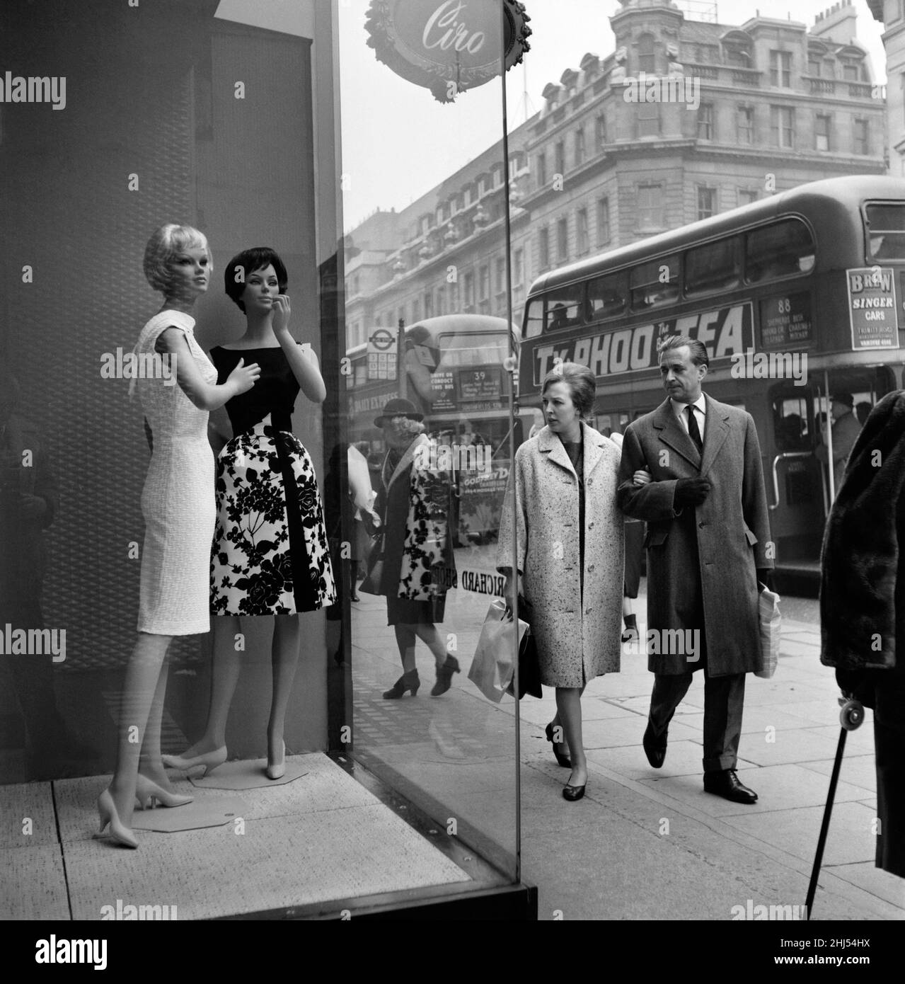 Who's the dummy? Window shopping in Oxford Street, London. 1960 Stock ...