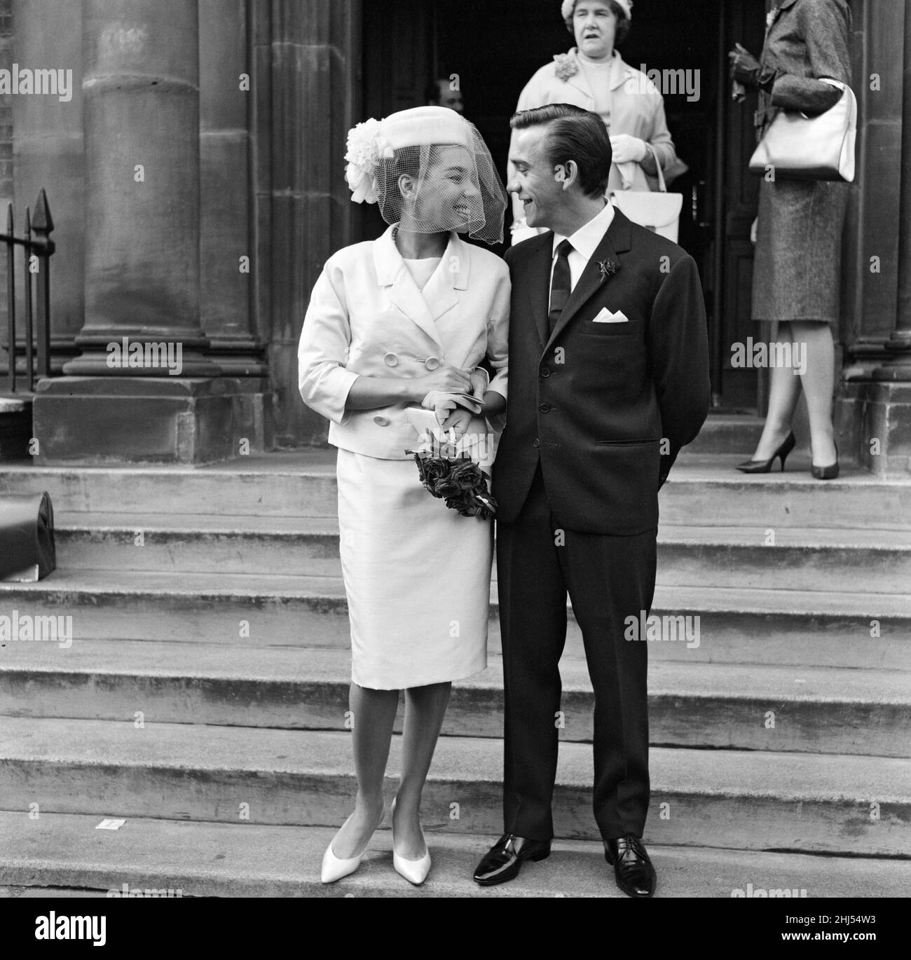 Shirley Bassey, 24, marries film director Kenneth Hume, 35, at ...